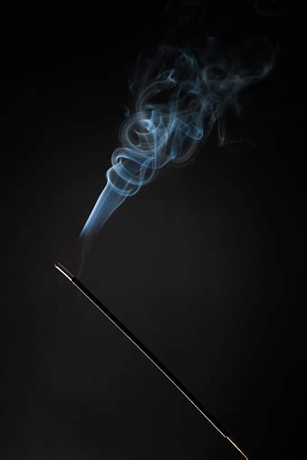 담배 향 블랙 배경에 연기와 함께 스틱 순수한 휴식 테마 연기 증기 연기 파 안개와 안개 효과 0명에 대한 스톡 사진 및 기타 이미지 Istock