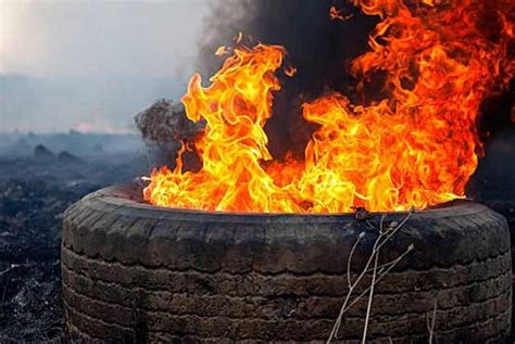 بالفيديو قطع طريق صيدا القديمة احتجاجاً على توقيف أحد الصرّافين نداء