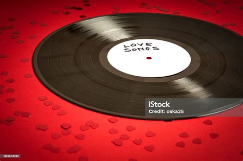 빨간색 바탕에 사랑 노래와 함께 검은 Lp 레코드와 발렌타인 배경 검은색에 대한 스톡 사진 및 기타 이미지 검은색 공휴일