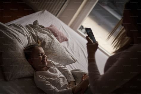 Foto Madre E Hija En La Cama Serbia Imagen En Unsplash