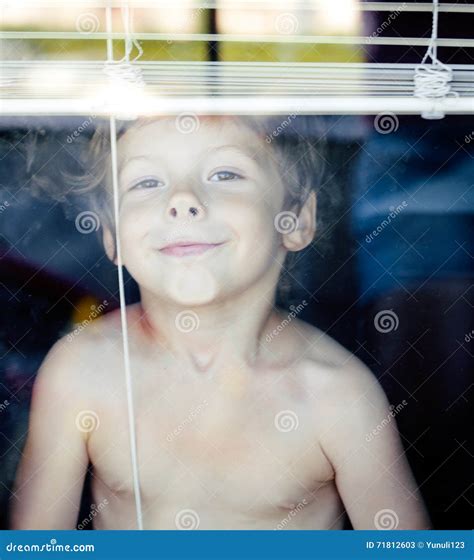 Kleiner Netter Junge Während Des Fensters Das Lustige Gesichter