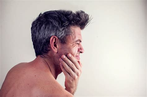 남자는 강한 치아 통증을 느낍니다 사람 의료 및 의학 개념 건강관리와 의술에 대한 스톡 사진 및 기타 이미지 건강관리와 의술