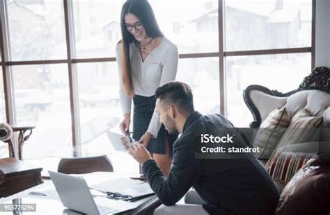 회의 사무실에서 일 하는 두 성공적인 비즈니스 파트너의 이미지 계획에 대한 스톡 사진 및 기타 이미지 계획 긍정적인 감정 표현 기업 비즈니스 Istock
