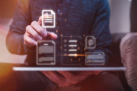 문서 데이터 시스템 보고서 Hr 기술 개념 사업가 관리자가 현대 사무실에서 화이트 문서 보고서 파일 아이콘 문서를 확인합니다 계약서에 대한 스톡 사진 및 기타 이미지