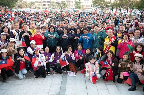 嘉義市元旦升旗典禮暨健行活動！上千民眾升旗齊唱國歌、跳火肌舞熱情迎接新年新希望 寶島日報