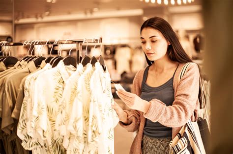 쇼핑에서 여자입니다 쇼핑에서 즐기는 쇼핑백을 가진 행복 한 여자 소비주의 쇼핑 라이프 스타일 컨셉 가방에 대한 스톡 사진 및 기타 이미지 Istock