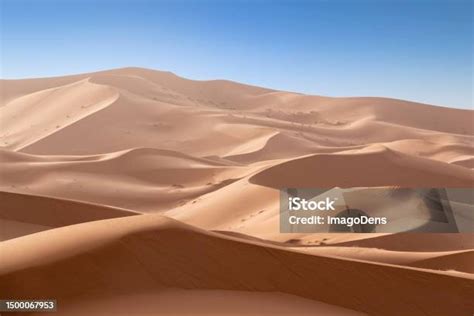 모로코 아프리카 사하라 사막의 일부인 Erg Chebbi 사막의 그림 같은 모래 언덕 0명에 대한 스톡 사진 및 기타 이미지