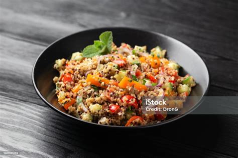 토마토 파프리카 민트를 곁들인 빨간색과 흰색 퀴노아 타불레 샐러드 채식주의자 비건 음식 개념 0명에 대한 스톡 사진 및 기타