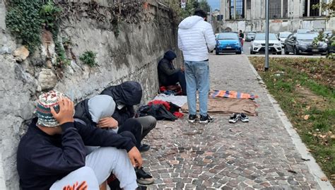 Como Altri Minori Stranieri Abbandonati Fuori Dalla Questura Ci