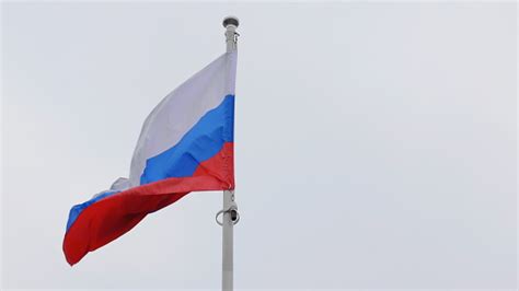 雲で青空に向かって風になびく旗のロシア国旗 ロシアのストックフォトや画像を多数ご用意 ロシア 人物なし 写真 Istock