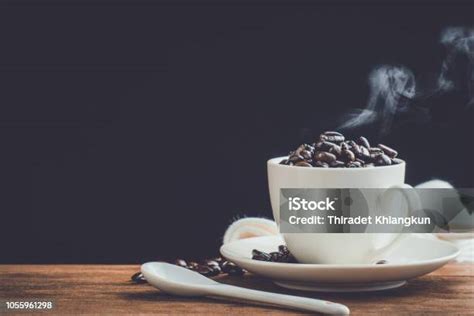 흰색 세라믹 컵 볶은 커피 콩 원두 커피는 항 산화 풍부 합니다 새로운 피부 세포를 자극 하는 커피에는 카페인 0명에 대한 스톡 사진 및 기타 이미지 Istock