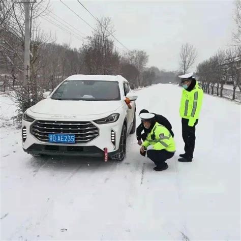 天水公安交警浴“雪”奋战 只为路畅人安政法工作风雪