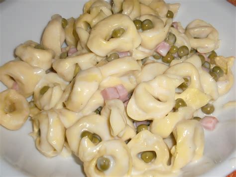 Pasticciata Di Tortellini Con Besciamella Piselli E Prosciutto Cotto