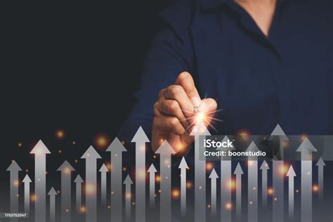 회색 배경에 서 있는 동안 가상 화면에서 성장 미래를 계획하는 사업가 개념에 대한 스톡 사진 및 기타 이미지 개념 비즈니스 개발 Istock