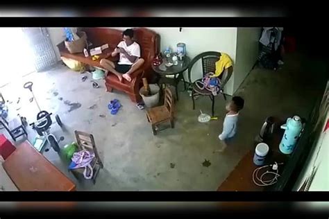 监控拍下：3岁娃在家触电，爸爸一直就盯着手机看了监控爸爸手机