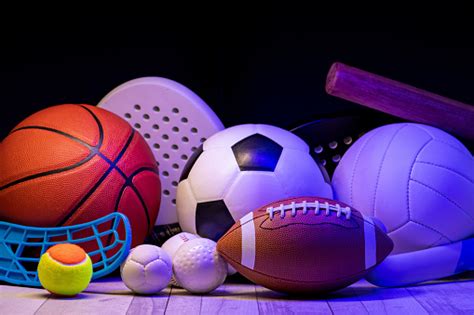 스포츠 장비 라켓 및 공은 네온 조명 배경의 단단한 나무 코트 바닥에 있습니다 수평 교육 및 스포츠 포스터 인사말 카드 헤더 웹 사이트 Championship에 대한 스톡