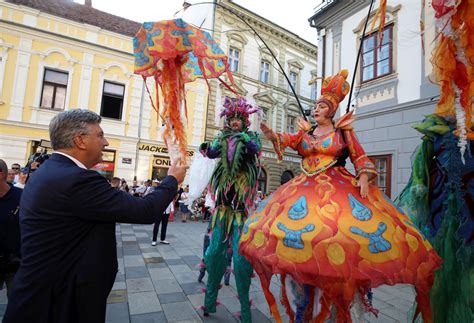 Slobodna Dalmacija Plenković Prošetao Špancirfestom A Onda Su Mu Oči