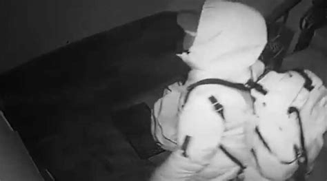 Man Wears Ppe Kit To Steal 25 Kg Gold From Delhi Jewellery Showroom