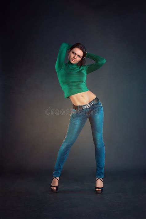 A Menina Bonita Nova Mostra Lhe Os Peitos Lindos Imagem De Stock