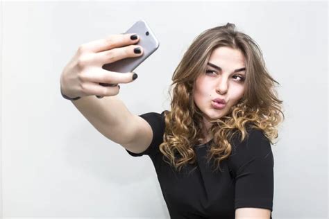 ⬇ Скачать картинки Девушка делает селфи стоковые фото Девушка делает селфи в хорошем качестве