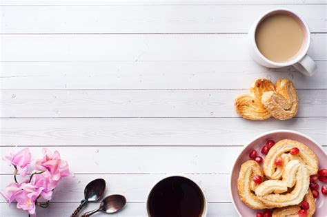발렌타인의 날 아침 개념입니다 커피 한잔과 쿠키 마음 흰색에 표 두 사람 공간 평면 위치를 복사 합니다 아침 식사에 대한 스톡