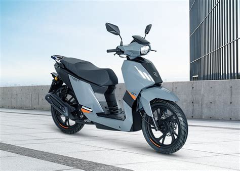 Motorrad Vergleich Peugeot Tweet 50 GT 2025 Vs Peugeot Tweet 50 GT 2024