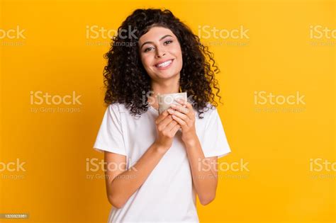 생생한 노란색 배경에 고립 된 미소 휴식에 곱슬 갈색 머리 마시는 차의 사진 초상화 T 셔츠에 대한 스톡 사진 및 기타 이미지 T 셔츠 갈색 머리 곱슬 머리 Istock