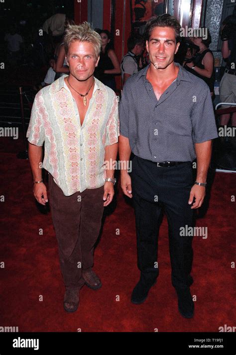Los Angeles Ca 24 Août 1998 Baywatch Stars Michael Bergin Droite
