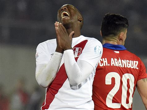Selección Peruana Luis Advíncula Asustó A Todos En La Videna Fotos
