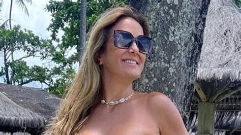 De biquíni Ticiane Pinheiro ostenta boa forma e surpreende internautas