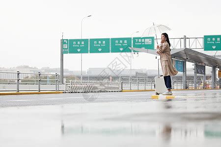 在机场外撑伞等车的女性高清图片下载 正版图片501811344 摄图网