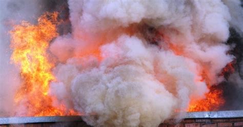 Во Владивостоке огнеборцы потушили полыхающий дом Новости Mail