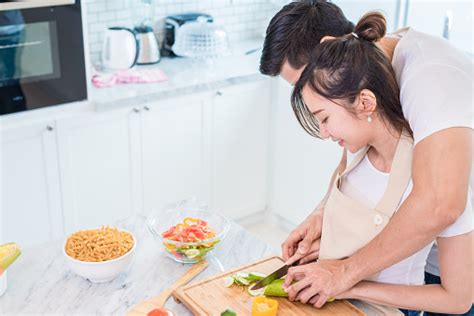 아시아 젊은 연인 또는 커플 부엌 방에 아침에 아침 식사를 요리 남자 여자 조각 야채와 쌀을 교육입니다 관계 및 가족 개념입니다