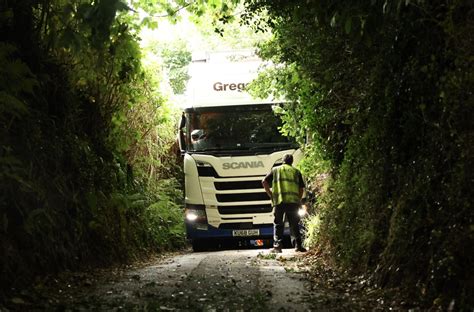 Lorry Gets Stuck On Narrow Plymouth Street Police Called To The Scene Itv News West Country