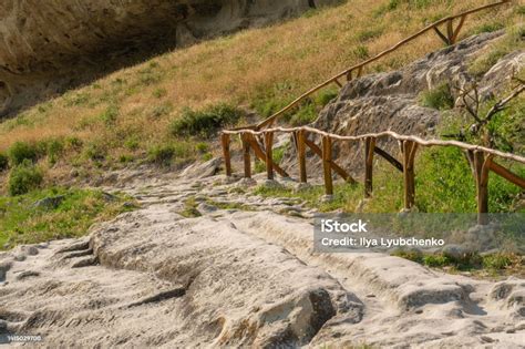 고대 Bakhchisaray 동굴 도시 Chufut 도로 크림 중세 케일 돌 정착 나무 벽 Karaite를위한 건축에서 햇볕이