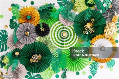 종이 접기의 녹색 에메랄드 금색 및 노란색 종이 원 모양입니다 종이 디자인의 추상적 인 배경 공간을 복사합니다 공예에 대한 스톡 사진 및 기타 이미지 Istock