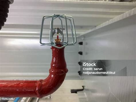 제기 된 바닥 아래 빨간 파이프화재 스프링클러 시스템 빨간 수도관 시스템에 덮개가있는 제기 바닥 스프링클러 아래 자동 물에 대한