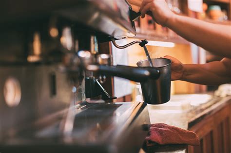 젊은 바리스타 만들기 라떼 에 A 고전적인 이탈리아 어 에스프레소 기계 가열 우유 갈색에 대한 스톡 사진 및 기타 이미지 갈색 겨울 금색 Istock