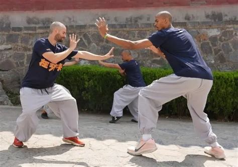 ویکتور ومبانیاما فوق ستاره Nba در معبد شائولین عکس