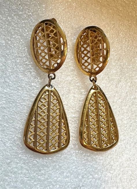 Vintage Trifari Gold Tone Dangle Clip On Earrings Gem