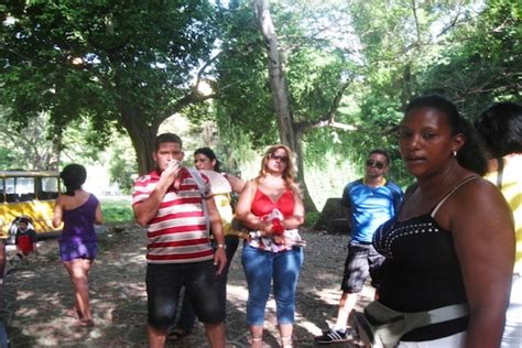 Yaima Torres A La Derecha Guía De La Excursión Cubanet