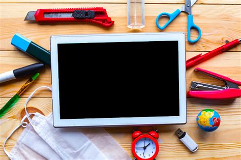 검은 모형 화면과 나무 테이블에 학교 용품 태블릿 텍스트의 공간을 복사합니다 학교 개념으로 돌아갑니다 학교 검역 개념 0명에 대한 스톡 사진 및 기타 이미지 Istock