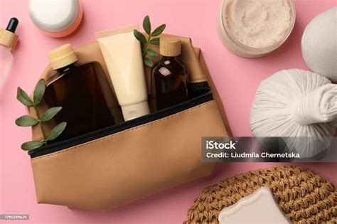 스파 준비 분홍색 배경에 다양한 화장품과 나뭇가지가 있는 소형 세면도구 가방 평평하게 놓입니다 0명에 대한 스톡 사진 및 기타 이미지 Istock