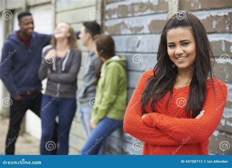 Grupo De Amigos Adolescentes Que Penduram Para Fora No Ajuste Urbano