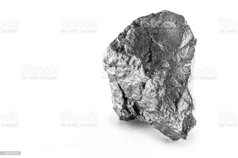 절연 된 흰색 배경에 백금 덩어리는 질산 실리콘 및 벤젠의 생산을위한 촉매로서 화학 산업에서 사용되는 화학 원소이다 백금에 대한