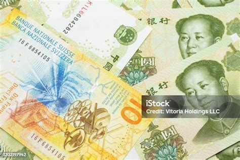중국 1위안 지폐가 있는 스위스 프랑 지폐 0명에 대한 스톡 사진 및 기타 이미지 0명 검은색 금 금속 Istock