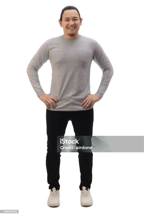 회색 셔츠 블랙 데님과 흰색 신발을 입고 엉덩이에 손을 얹고 서있는 아시아 남성 행복한 자신감 표현 본체 초상화 격리 아시아인에
