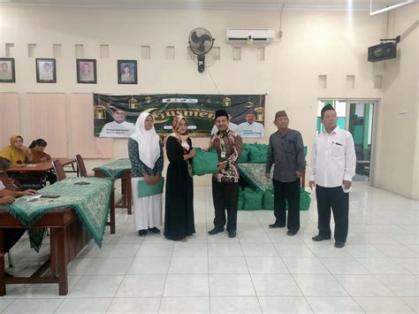 Sukseskan Festival Ramadhan Kepala Kemenag Imam Tobroni Serahkan