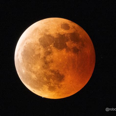 皆既月食と天王星食左下の点が天王星 皆既月食 天王星食 2階からmac