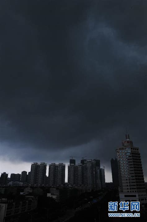 广西新一轮暴雨来袭 白天暗如黑夜图 搜狐新闻